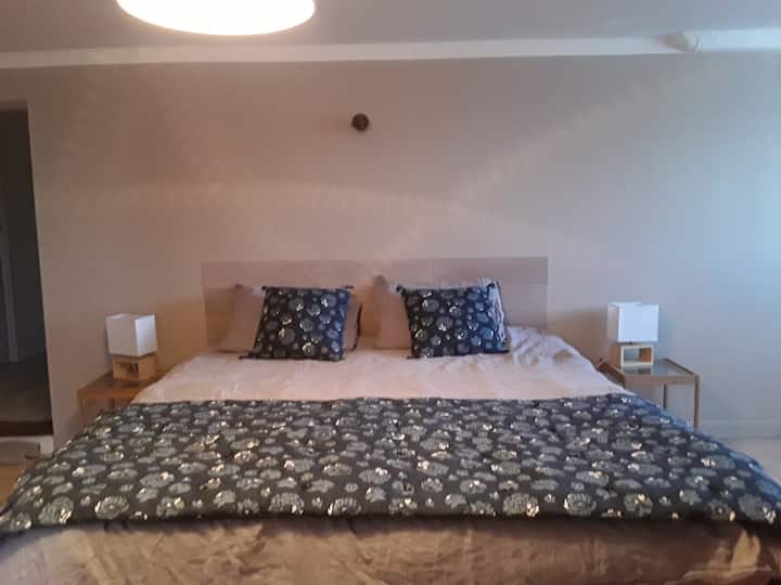 Chambre Avec Piscine Face Au Château De Lourmarin - Cadenet
