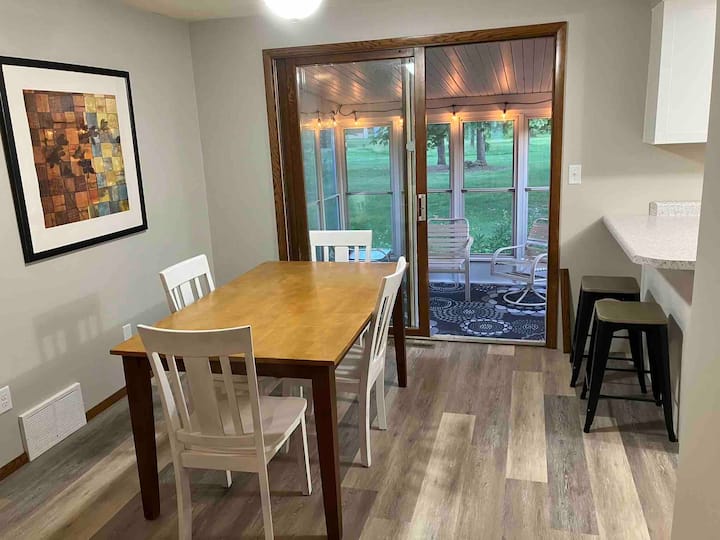 Ranch Duplex On Golf Course - Location! 2br 1ba - Oshkosh, WI