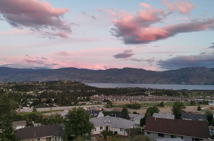 Stunning Lakeview 2- Bedroom Suit - West Kelowna