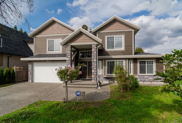 Cozy, Private Beautifully Laid Out 3 Bedroom Suite - Langley