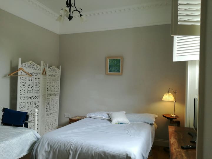 Bright Inviting Room Bathroom In Georgian Terrace - Cork (Ireland)