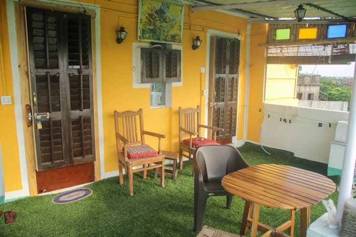 Cabin In Roof Garden In Old Calcutta Shyambazar - Kolkata