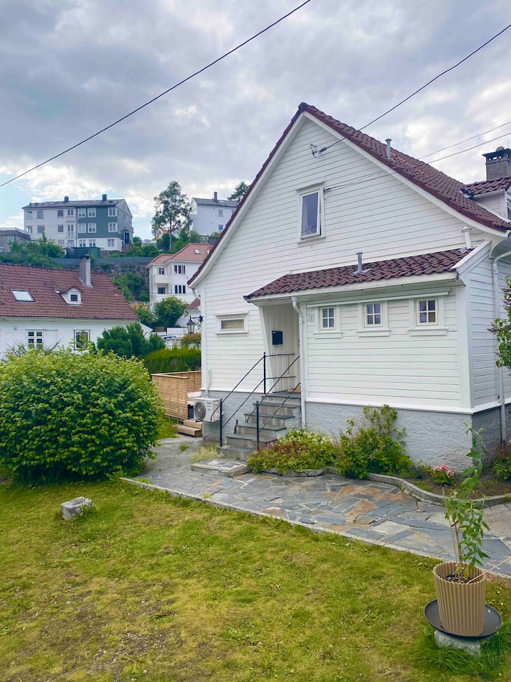 Leilighet(eget Hus) I Sandviken Bergen! Stor Hage! - Bergen, Norway