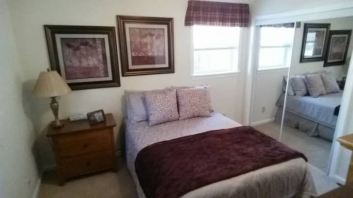 Room With Private Off Street Parking Space. - Louisville, KY