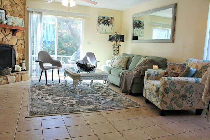 Perfect Beach Getaway, One Block Off The Ocean! - Fernandina Beach, FL