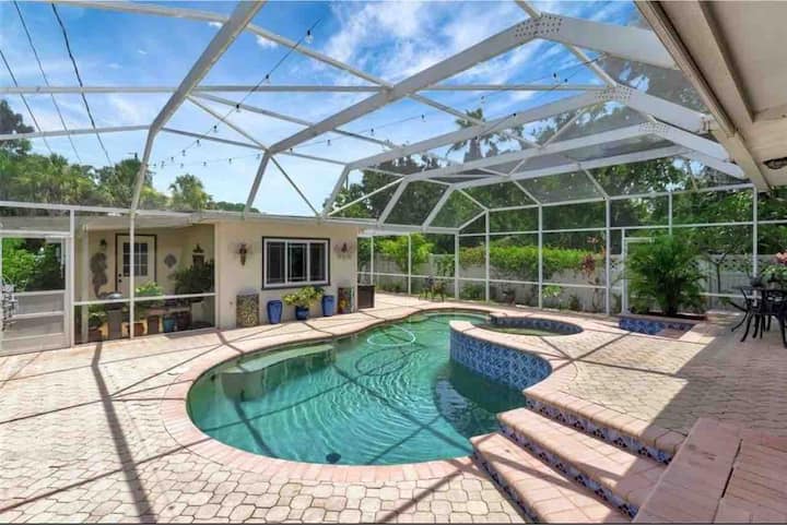 Beautiful Tampa Bay Casita | Pool, Kayaks, Bikes - St. Petersburg, FL