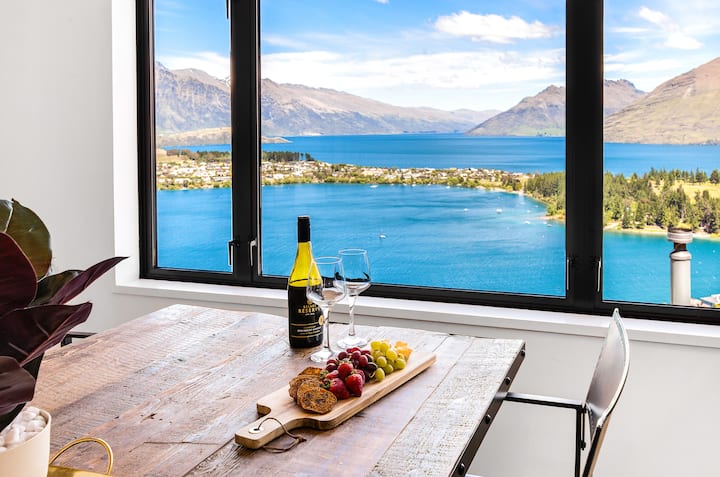 Luxe Lake House - Walk To Town, Incredible Views! - ニュージーランド クイーンズタウン