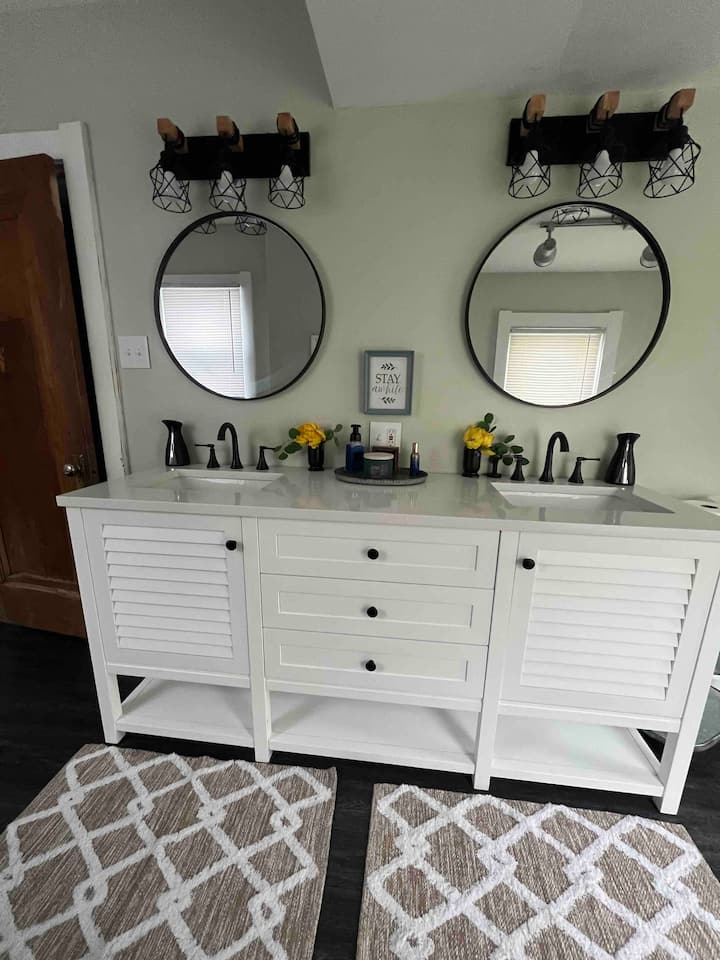 Cozy 3br Farmhouse Retreat W Fenced Backyard - Toledo, OH