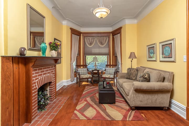 The Wrigley Flats | Chicago Vacation Rental - Ravenswood - Chicago
