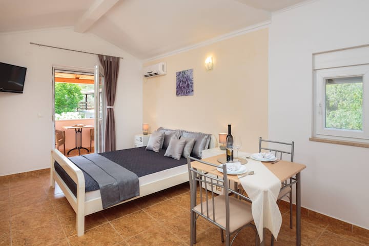 Apartments Krzelj, A9 With Balcony - Trogir
