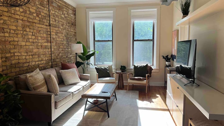 Beautiful, Clean 2bd/1ba/parking;centrally Located - Andersonville - Chicago