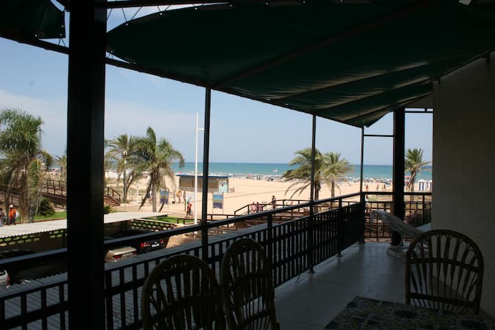 Disfrutando En Familia De La Playa De Gandia - Gandie