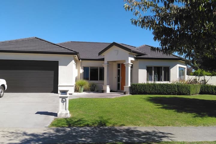 Modern House With Comfort. - Havelock North