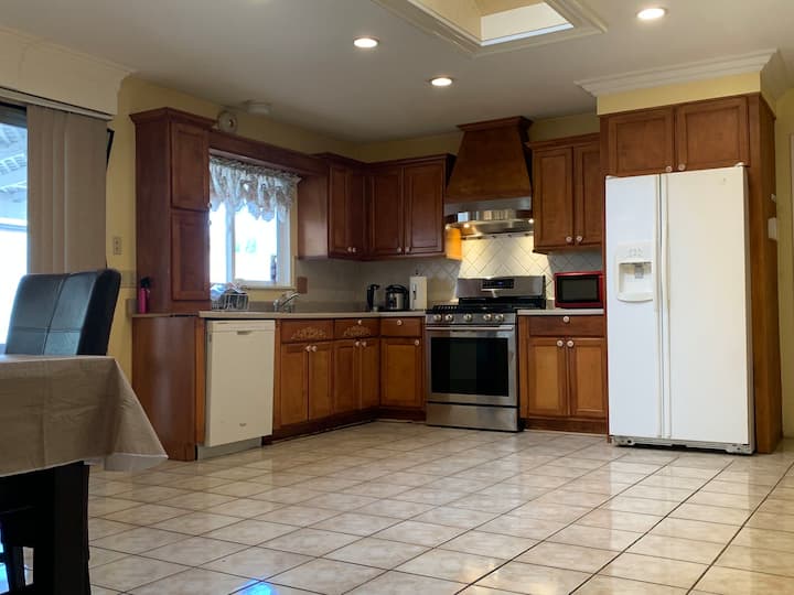 Large Cozy Room - Rialto, CA