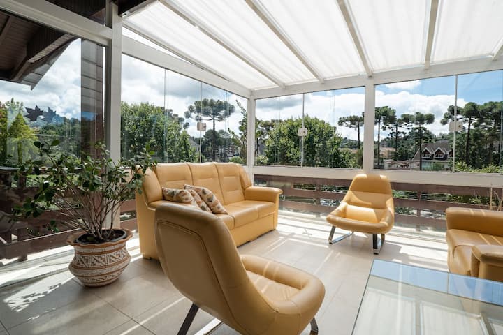 Espaço Master. Casal No Centro Do Capivari. - Campos do Jordão