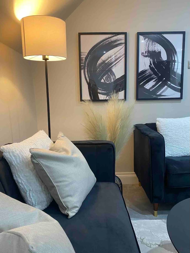 Stylish City Centre Riverside Retreat + Parking - Canterbury