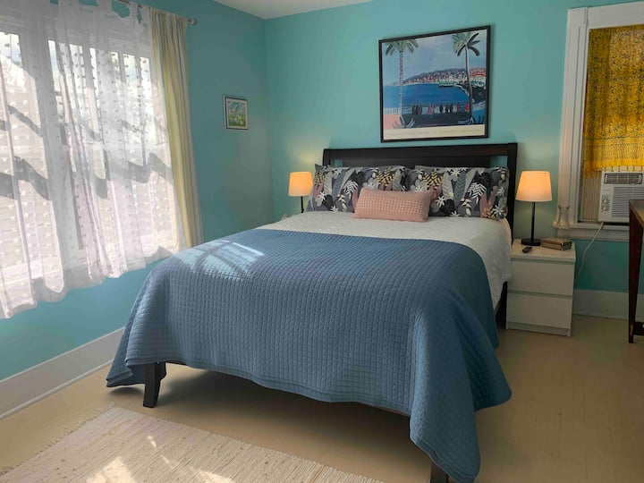 Two Queen Bedrooms, Priv Bath & Kitchenette - Seattle, WA