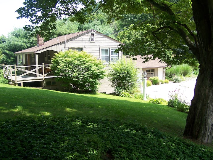 Cornwall Lodge - King Room (Pet Friendly) - Cornwall, CT