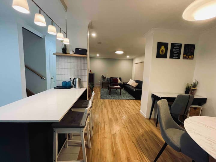 Stylish Townhouse With A Cosy Balcony - Mount Pleasant