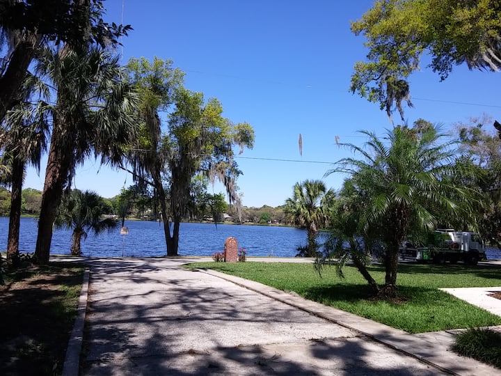 Cozy Lakefront Apartment - Altamonte Springs, FL