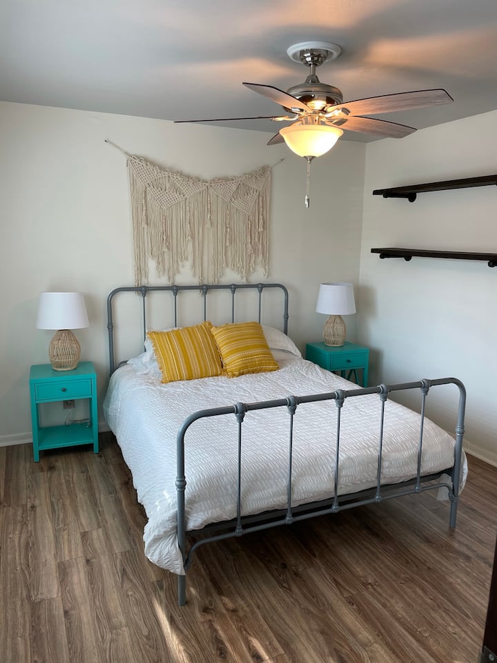 Violet Haus, 3/2 Home, Walkable To Main St. - Fredericksburg, TX