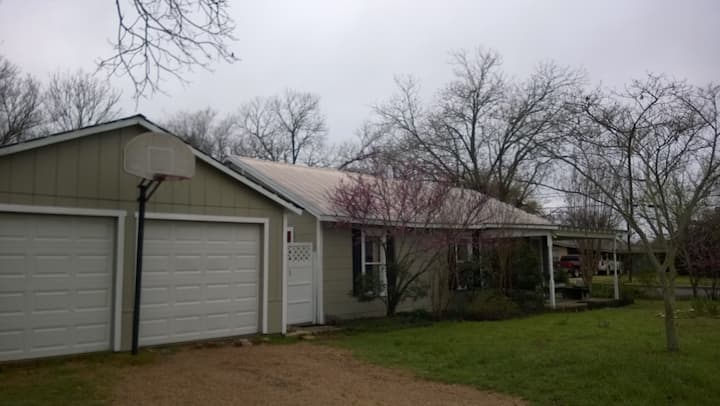 The Corner Suite (Summer Special/ Rate Reduction) - Fredericksburg, TX