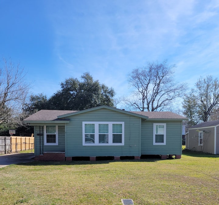 Furnished 3 Bedroom Home Close To Local Refineries - Port Arthur, TX