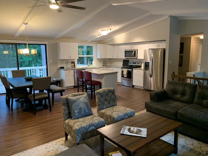 Stunning Lake Peachtree 4 Bed, Walk To Lake! - Peachtree City, GA