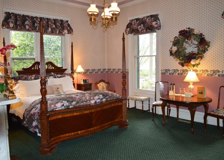 The Gables Wine Country Inn - Parlor Room - Napa Valley, CA