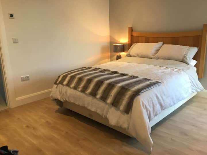 Large King, En Suite. Modern Facilities. - Ashbourne