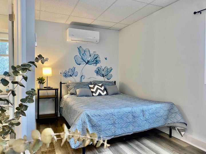 Cozy Renovated Studio. Pet Friendly - Saco, ME