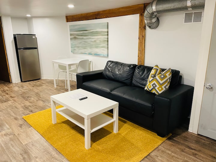 Stylish Suite Near Dt •  Walk To Grocery & Cafe - Canada