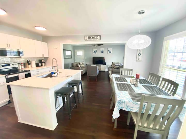 Charm House! ☀Desire Park Circle+10 Min To Airpt. - 노스 찰스턴