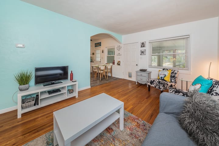 ‘Summer Haus’ / 2br / Entire Home / Porch / Deck - St. Petersburg, FL