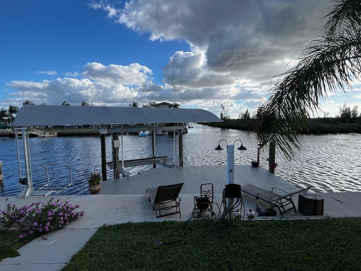 Spacious, Quiet Water Front Home. Kayaks & Fishing - Hudson, FL