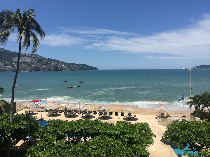 Right On The Beach / A Pie De Playa - Acapulco