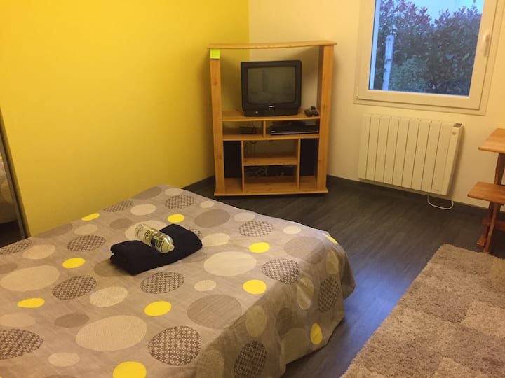 Grande Chambre Lit Double Jaune - Bayeux