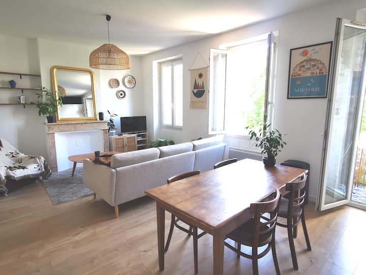 Magnifique T3 Traversant Avec Balcon Sur Jardin. - Marseille