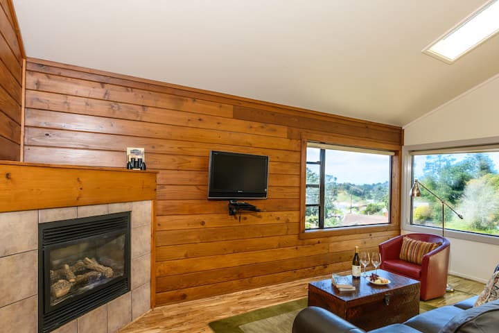 Dillon Cottage :: Open + Airy :: Ocean Views - Mendocino, CA