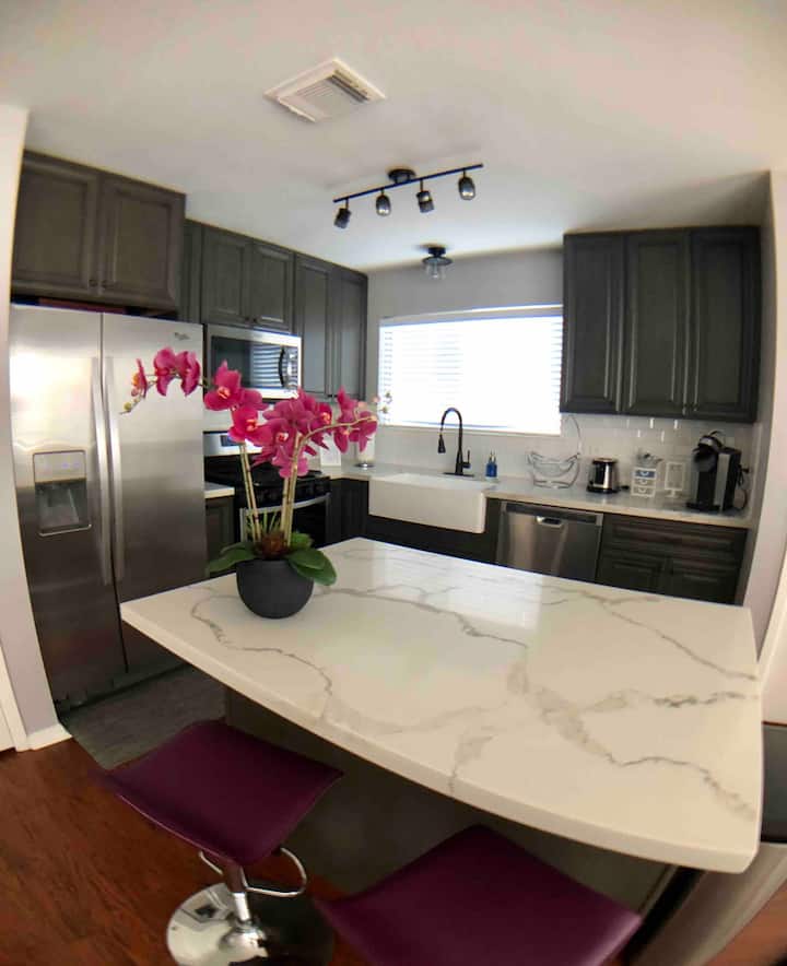 2br/ 4 Guest, 12 Min Downtown & Med Center - Fresno, TX