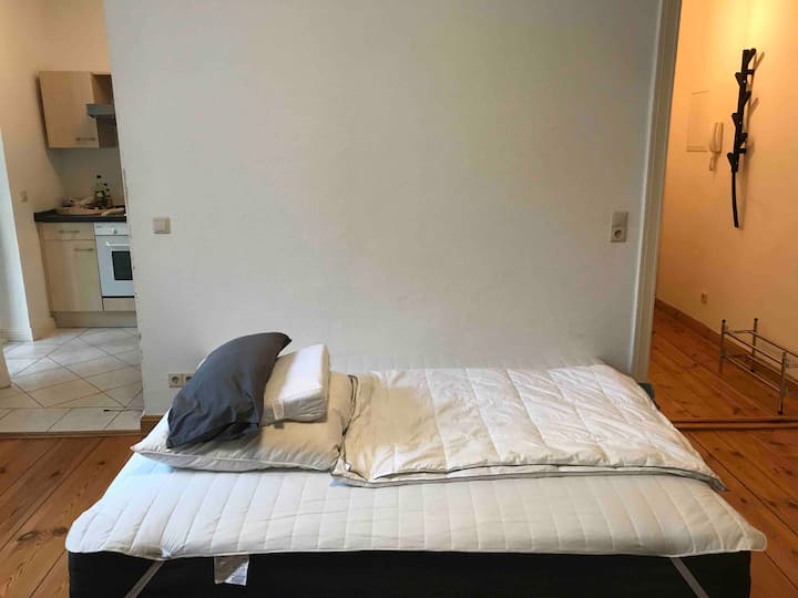 Bright Studio-appartment With Balcony - Berlin