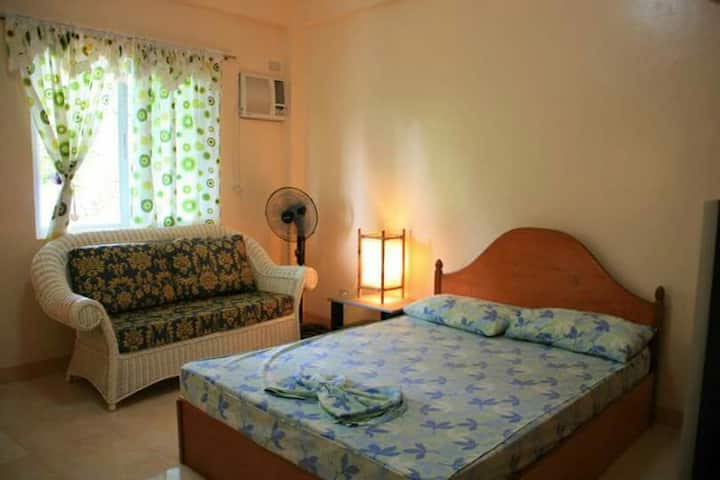 Jeremy's Lodge Room#5 (Upstairs) - Puerto Galera