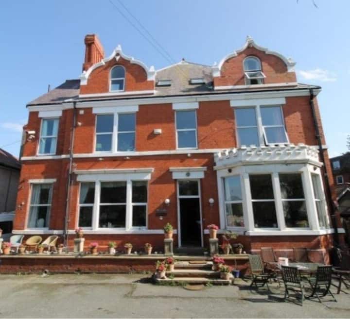 Spacious 1 Bedroom In A Victorian House - Rhyl