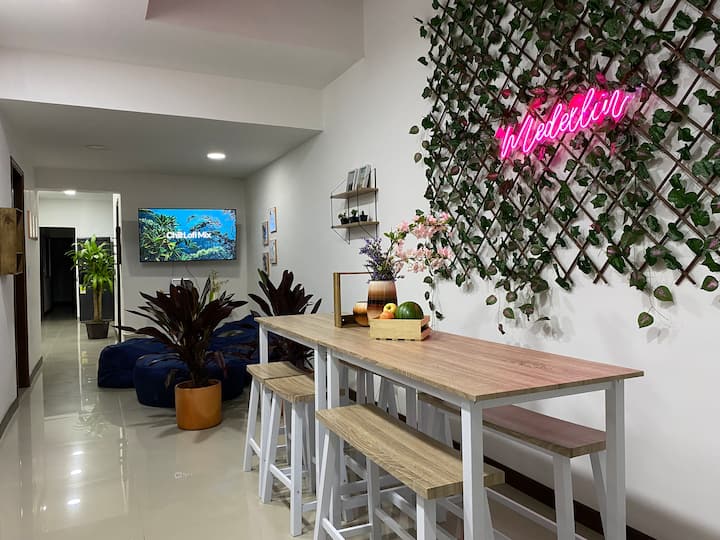 Modern 8 Bedroom Home In Laureles For Big Groups - Medellín, Colombia