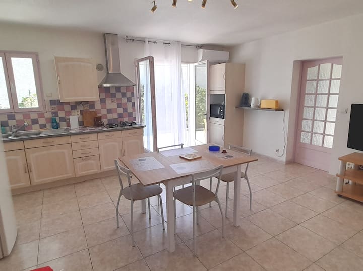 Appartement Avec Extérieur Et Parking Gratuit - Perpignan