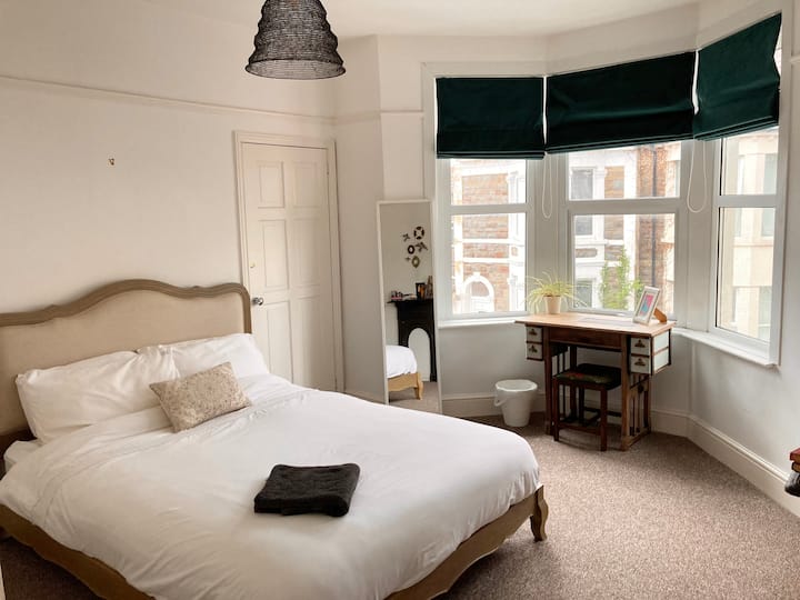 X Large Double Central Room Coffee & Tea Mon - Fri - Brístol