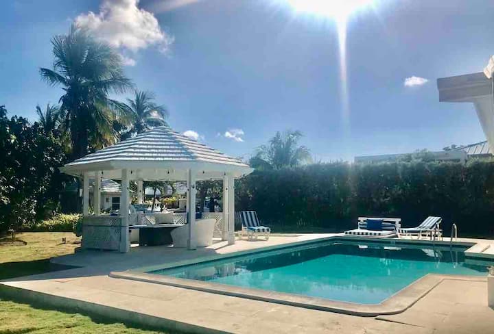 Waterfront Villa In Seven Mile Beach - Cayman Islands