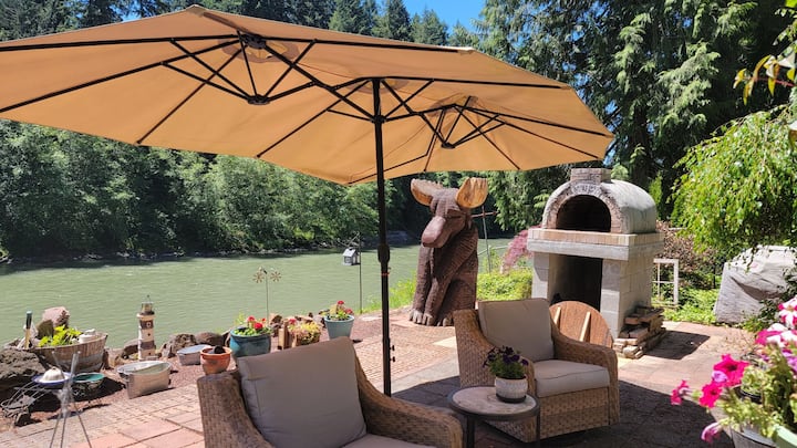 Awesome Riverfront 
2 Bedroom Guesthouse - Toledo, WA