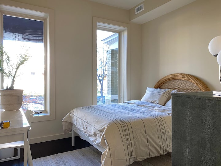 Modern Room And Pvt Bath In Large 2 Lvl Condo - Washington, DC