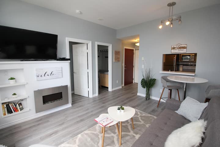 Charming 1 Bed + 1 Bath + 1  Parking Downtown - Vancouver